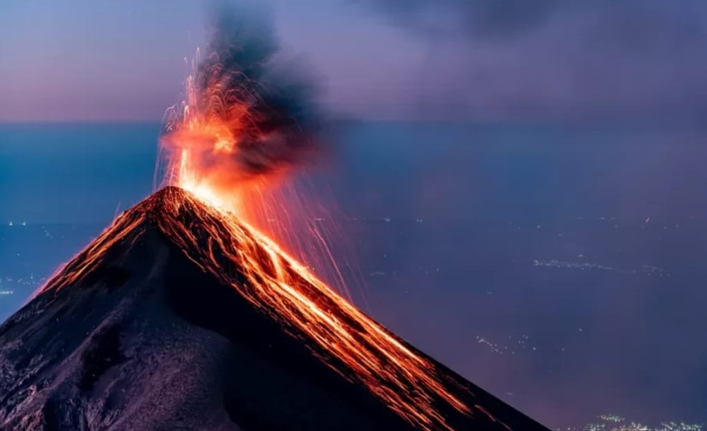 Vulcão de Fogo expele gás e cinzas na Guatemala